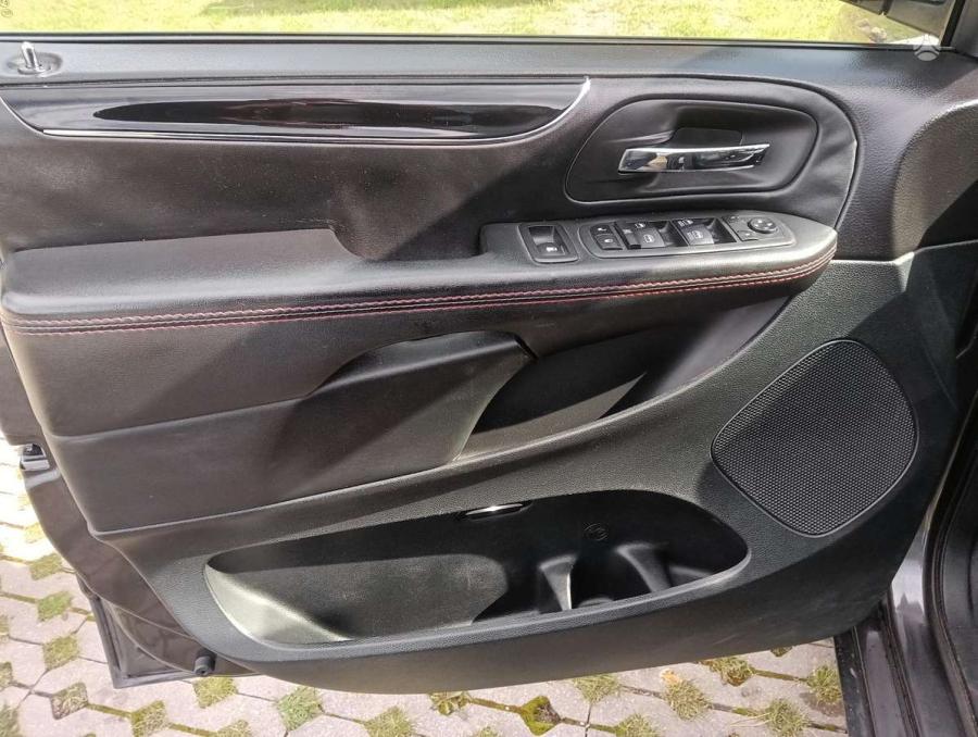 Pelēks Dodge Grand Caravan 2018 Kauņa, ar dzinēja tilpumu 3.60 L un nobraukumu 168 tūkst. km par 10700 €, foto 9 vietnē AUTOMOTO.COM.LV