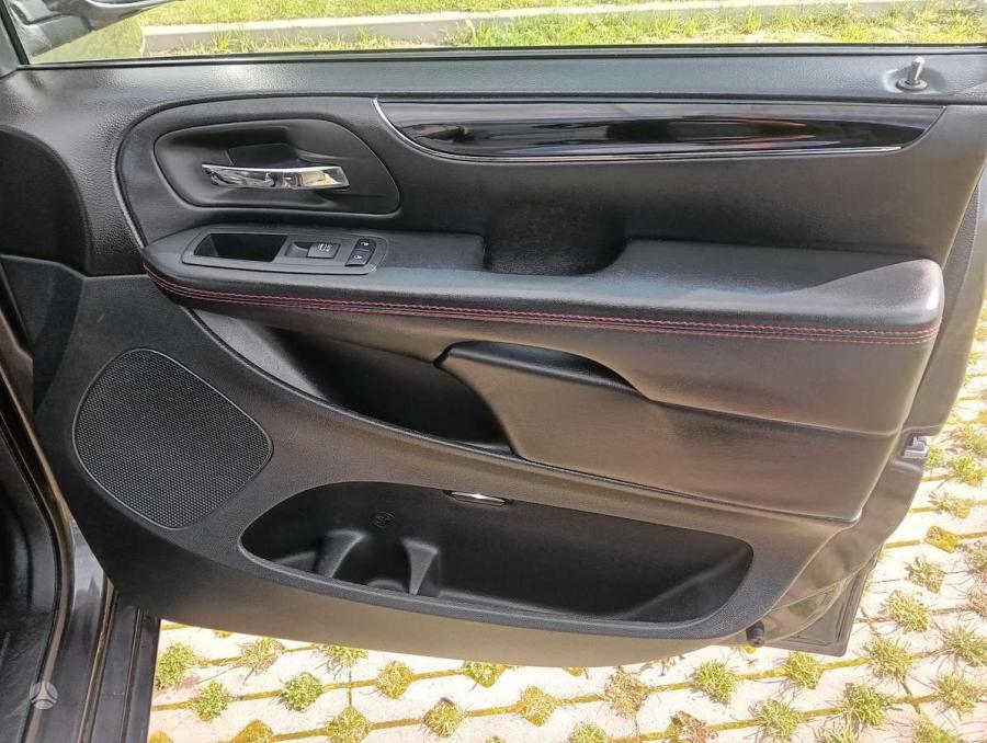 Pelēks Dodge Grand Caravan 2018 Kauņa, ar dzinēja tilpumu 3.60 L un nobraukumu 168 tūkst. km par 10700 €, foto 10 vietnē AUTOMOTO.COM.LV