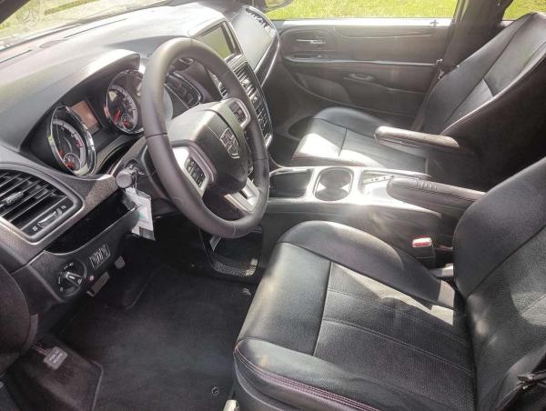 Grey Dodge Grand Caravan 2018 in Kaunas, with an engine capacity of 3.60 L and mileage of 168 thousand km for 10700 €, photo 11 on AUTOMOTO.COM.LV