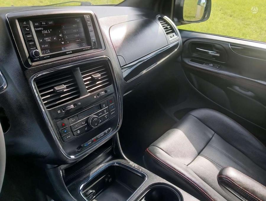 Pelēks Dodge Grand Caravan 2018 Kauņa, ar dzinēja tilpumu 3.60 L un nobraukumu 168 tūkst. km par 10700 €, foto 12 vietnē AUTOMOTO.COM.LV