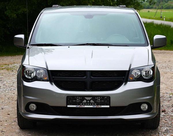 Grey Dodge Grand Caravan 2019 in Kretinga, with an engine capacity of 3.60 L and mileage of 185 thousand km for 10499 €, photo 2 on AUTOMOTO.COM.LV