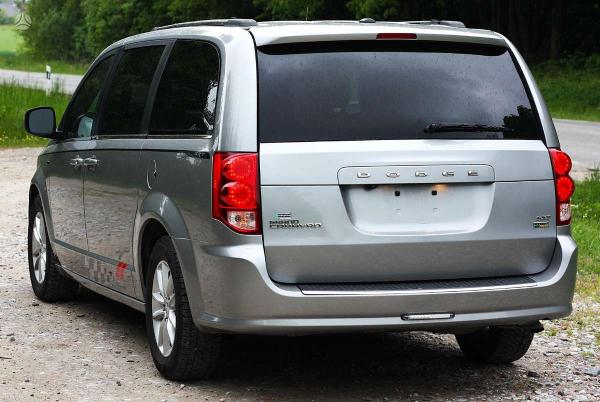 Grey Dodge Grand Caravan 2019 in Kretinga, with an engine capacity of 3.60 L and mileage of 185 thousand km for 10499 €, photo 9 on AUTOMOTO.COM.LV