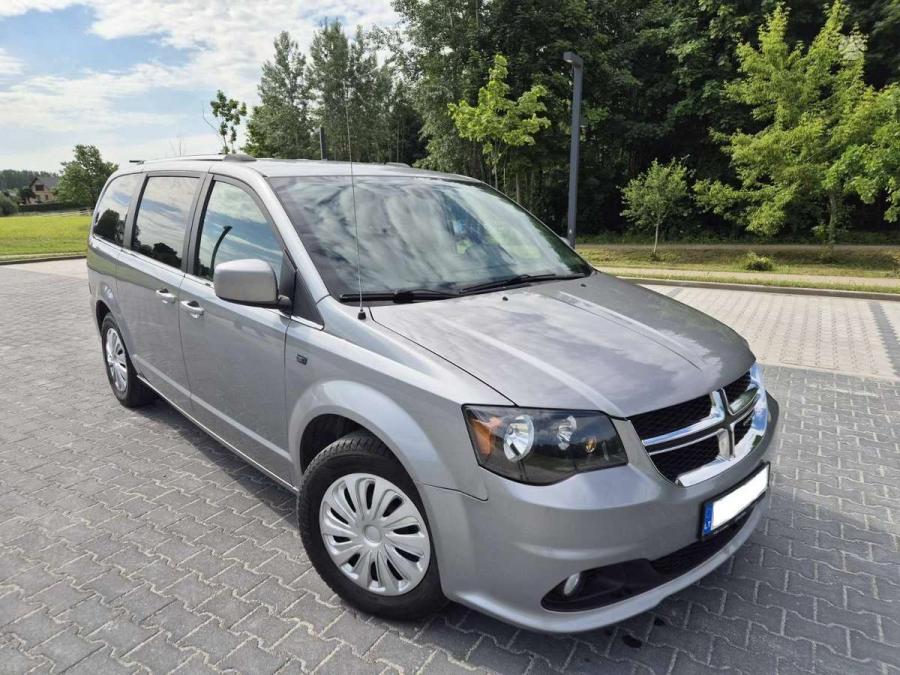 Grey Dodge Grand Caravan 2019 in Jurbarkas, with an engine capacity of 3.60 L and mileage of 210 thousand km for 9350 €, photo 1 on AUTOMOTO.COM.LV