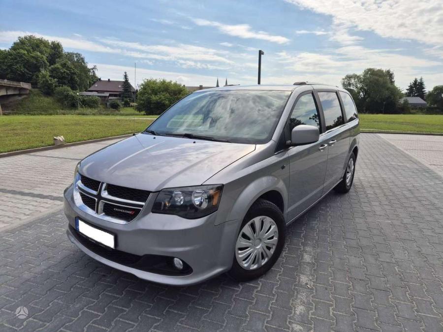Grey Dodge Grand Caravan 2019 in Jurbarkas, with an engine capacity of 3.60 L and mileage of 210 thousand km for 9350 €, photo 3 on AUTOMOTO.COM.LV
