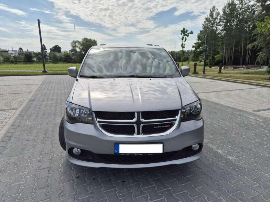 Grey Dodge Grand Caravan 2019 in Jurbarkas, with an engine capacity of 3.60 L and mileage of 210 thousand km for 9350 €, photo 4 on AUTOMOTO.COM.LV