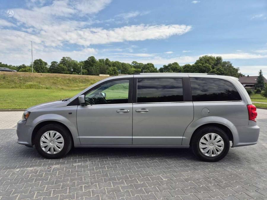 Grey Dodge Grand Caravan 2019 in Jurbarkas, with an engine capacity of 3.60 L and mileage of 210 thousand km for 9350 €, photo 5 on AUTOMOTO.COM.LV