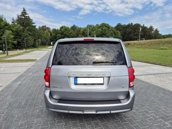 Grey Dodge Grand Caravan 2019 in Jurbarkas, with an engine capacity of 3.60 L and mileage of 210 thousand km for 9350 €, photo 6 on AUTOMOTO.COM.LV