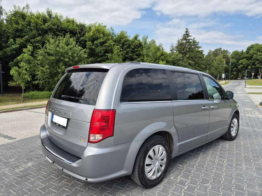 Grey Dodge Grand Caravan 2019 in Jurbarkas, with an engine capacity of 3.60 L and mileage of 210 thousand km for 9350 €, photo 8 on AUTOMOTO.COM.LV