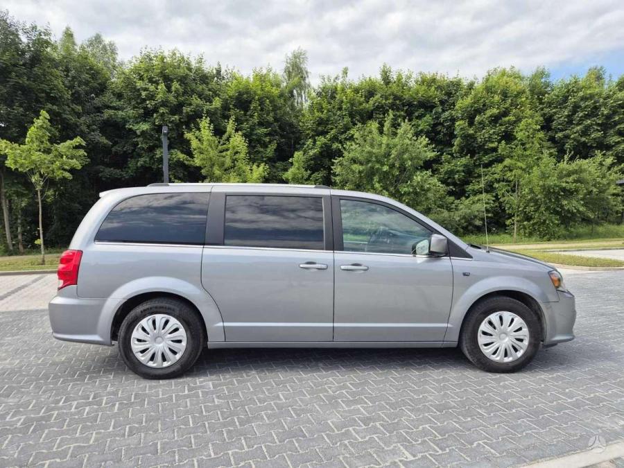 Grey Dodge Grand Caravan 2019 in Jurbarkas, with an engine capacity of 3.60 L and mileage of 210 thousand km for 9350 €, photo 9 on AUTOMOTO.COM.LV