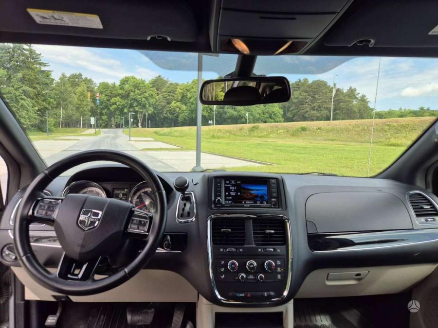 Grey Dodge Grand Caravan 2019 in Jurbarkas, with an engine capacity of 3.60 L and mileage of 210 thousand km for 9350 €, photo 10 on AUTOMOTO.COM.LV