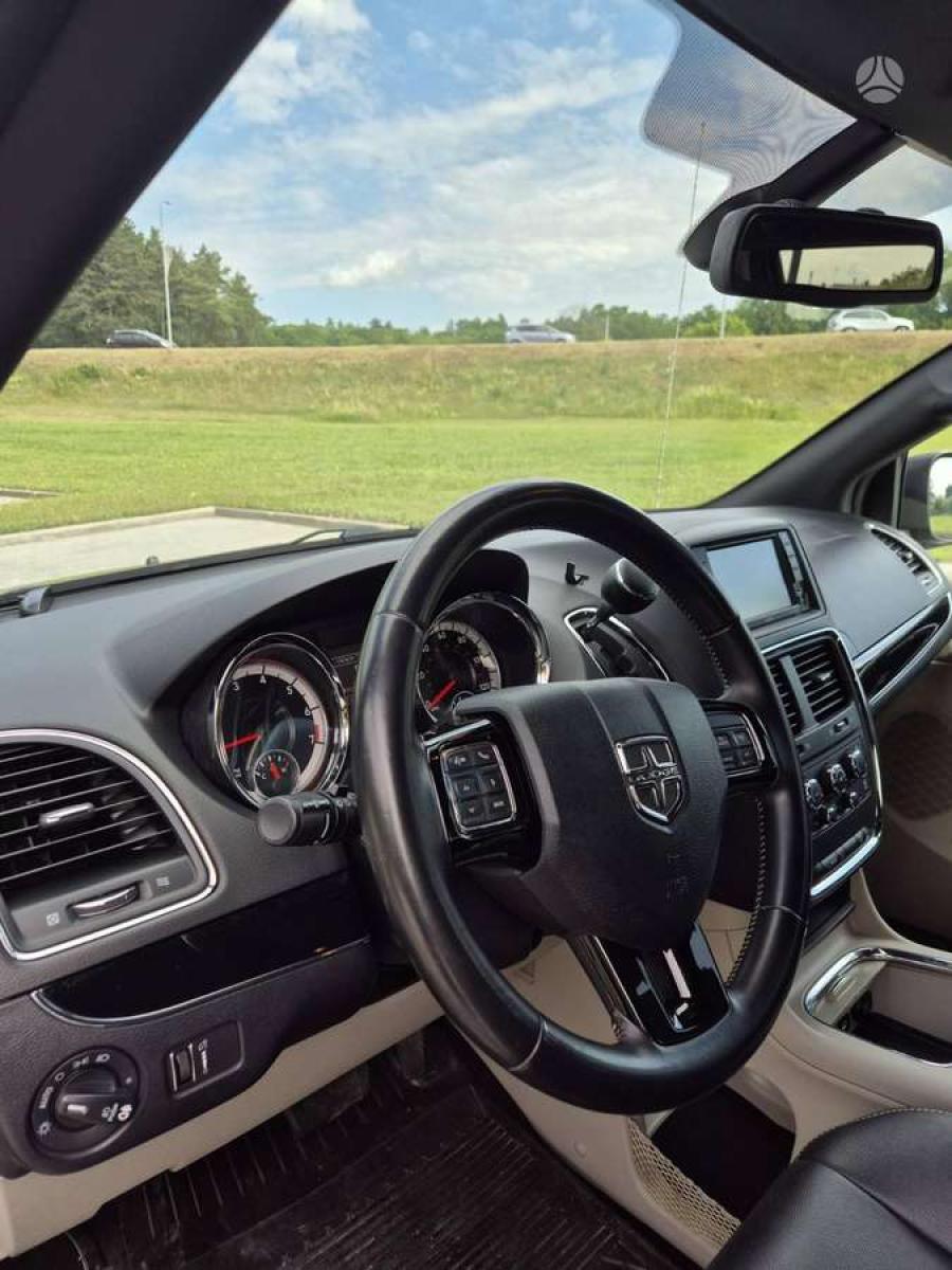 Grey Dodge Grand Caravan 2019 in Jurbarkas, with an engine capacity of 3.60 L and mileage of 210 thousand km for 9350 €, photo 11 on AUTOMOTO.COM.LV