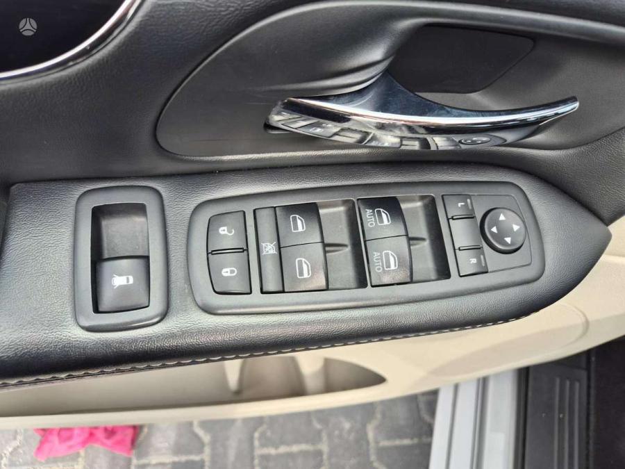 Grey Dodge Grand Caravan 2019 in Jurbarkas, with an engine capacity of 3.60 L and mileage of 210 thousand km for 9350 €, photo 12 on AUTOMOTO.COM.LV