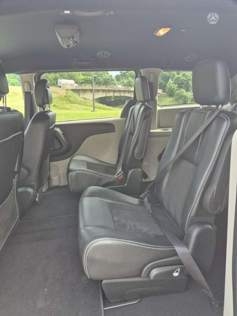 Grey Dodge Grand Caravan 2019 in Jurbarkas, with an engine capacity of 3.60 L and mileage of 210 thousand km for 9350 €, photo 15 on AUTOMOTO.COM.LV