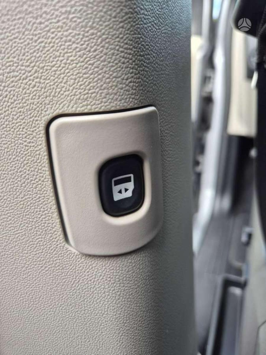 Grey Dodge Grand Caravan 2019 in Jurbarkas, with an engine capacity of 3.60 L and mileage of 210 thousand km for 9350 €, photo 16 on AUTOMOTO.COM.LV