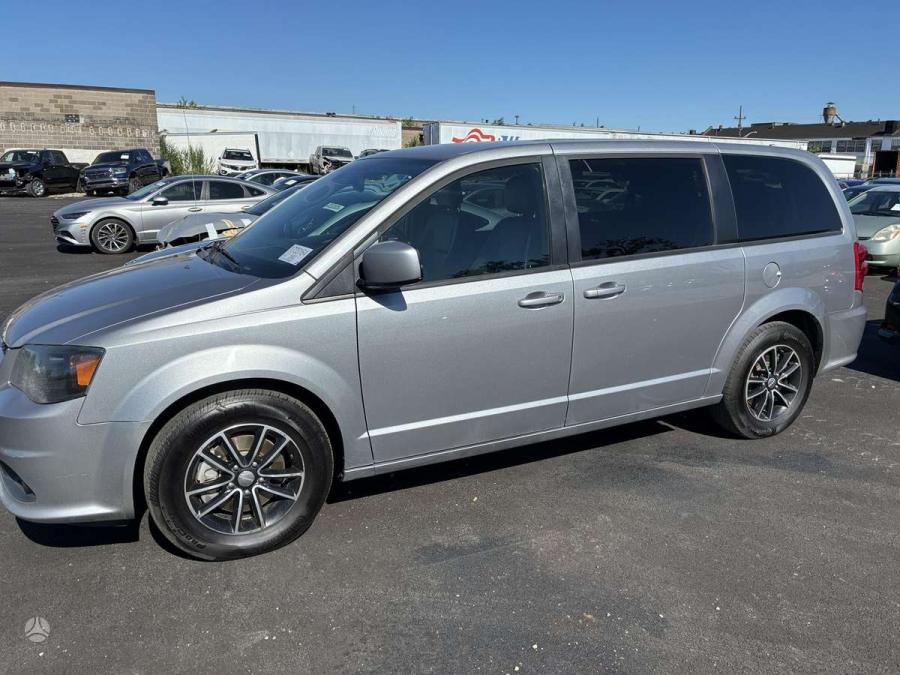 Pelēks Dodge Grand Caravan 2019 Šauļi, ar dzinēja tilpumu 3.60 L un nobraukumu 212 tūkst. km par 5600 €, foto 1 vietnē AUTOMOTO.COM.LV