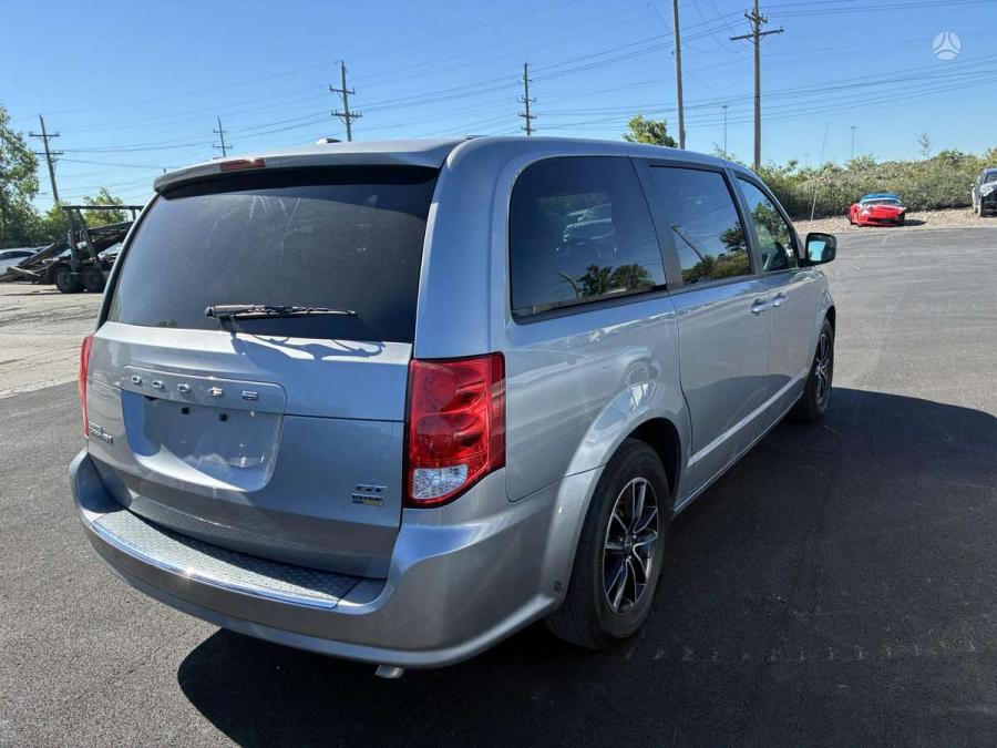Pelēks Dodge Grand Caravan 2019 Šauļi, ar dzinēja tilpumu 3.60 L un nobraukumu 212 tūkst. km par 5600 €, foto 3 vietnē AUTOMOTO.COM.LV