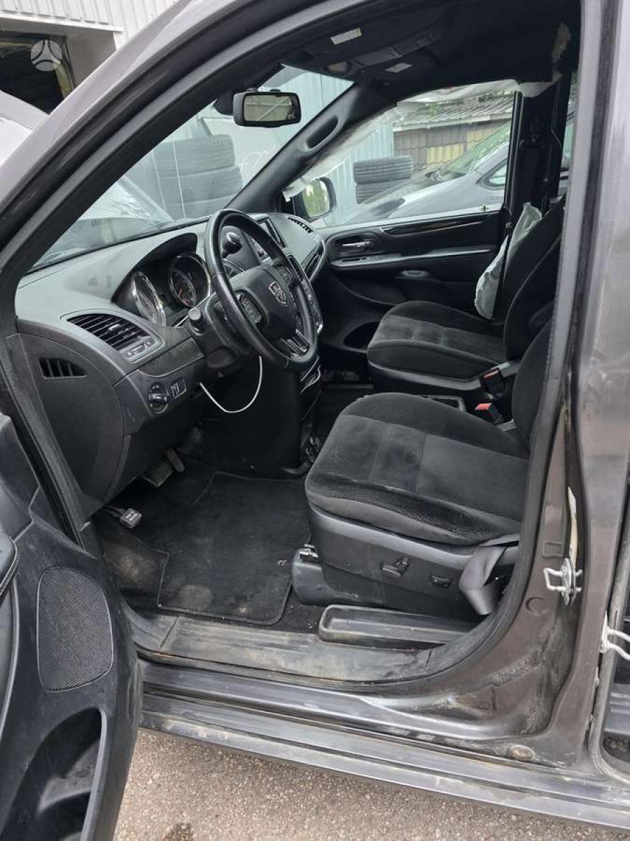 Grey Dodge Grand Caravan 2019 in Siauliai, with an engine capacity of 0.00 L and mileage of 215 thousand km for 6800 €, photo 8 on AUTOMOTO.COM.LV