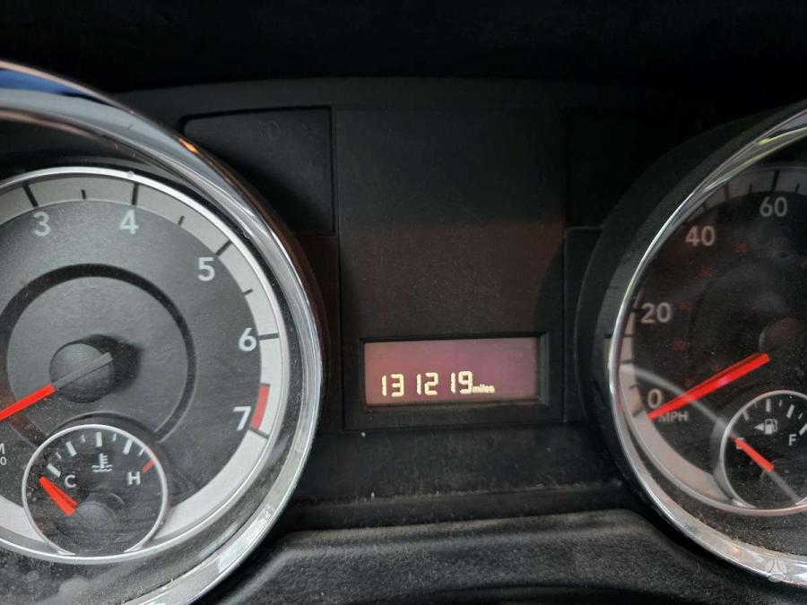 Grey Dodge Grand Caravan 2019 in Siauliai, with an engine capacity of 0.00 L and mileage of 215 thousand km for 6800 €, photo 11 on AUTOMOTO.COM.LV