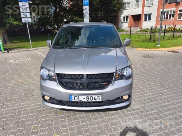 Grey Dodge Grand Caravan 2019 in Riga, with an engine capacity of 3.60 L and mileage of 196 thousand km for 15999 €, photo 3 on AUTOMOTO.COM.LV