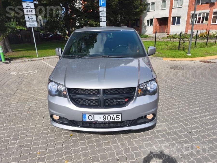 Grey Dodge Grand Caravan 2019 in Riga, with an engine capacity of 3.60 L and mileage of 196 thousand km for 15999 €, photo 4 on AUTOMOTO.COM.LV