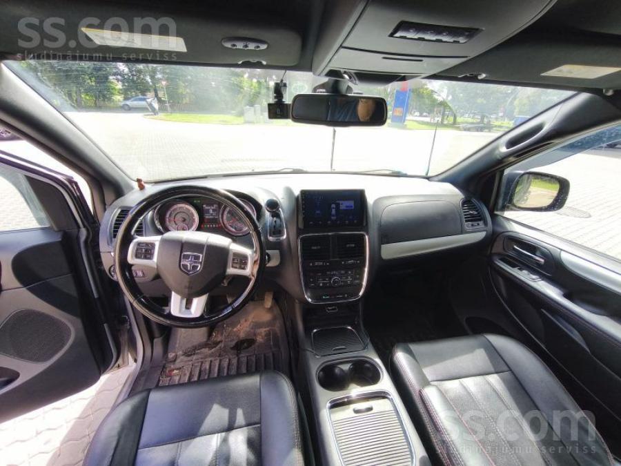 Grey Dodge Grand Caravan 2019 in Riga, with an engine capacity of 3.60 L and mileage of 196 thousand km for 15999 €, photo 6 on AUTOMOTO.COM.LV
