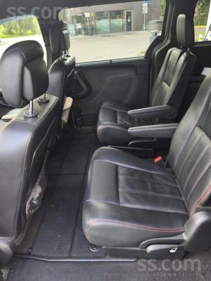 Grey Dodge Grand Caravan 2019 in Riga, with an engine capacity of 3.60 L and mileage of 196 thousand km for 15999 €, photo 8 on AUTOMOTO.COM.LV