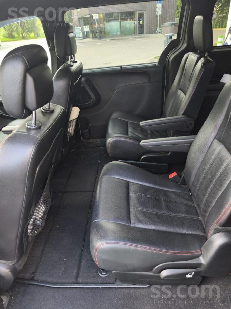 Grey Dodge Grand Caravan 2019 in Riga, with an engine capacity of 3.60 L and mileage of 196 thousand km for 15999 €, photo 8 on AUTOMOTO.COM.LV