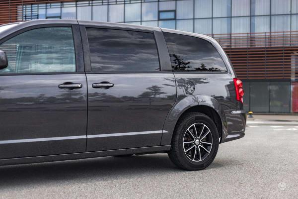 Pelēks Dodge Grand Caravan 2019 Klaipėda, ar dzinēja tilpumu 3.60 L un nobraukumu 158 tūkst. km par 12499 €, foto 7 vietnē AUTOMOTO.COM.LV