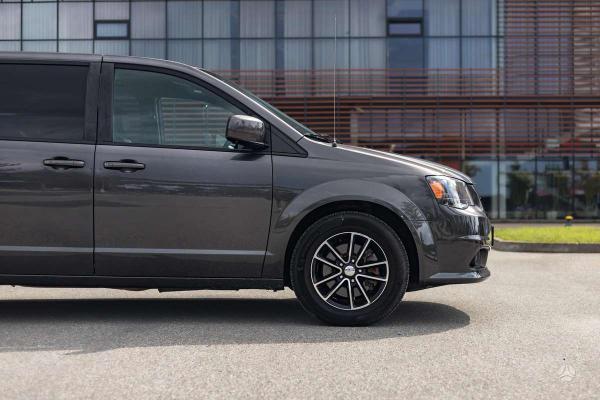 Pelēks Dodge Grand Caravan 2019 Klaipėda, ar dzinēja tilpumu 3.60 L un nobraukumu 158 tūkst. km par 12499 €, foto 9 vietnē AUTOMOTO.COM.LV