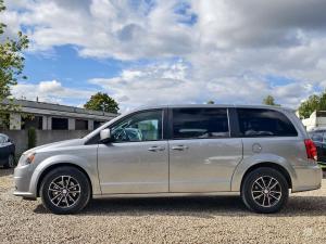 Grey Dodge Grand Caravan 2019 in Siauliai, with an engine capacity of 3.60 L and mileage of 215 thousand km for 6450 €, photo 3 on AUTOMOTO.COM.LV