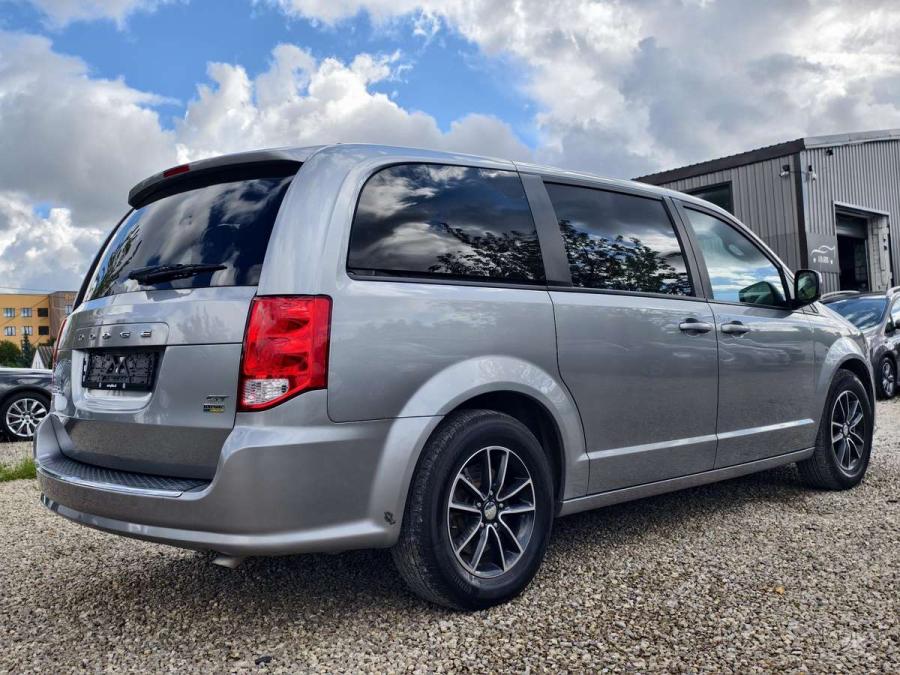 Grey Dodge Grand Caravan 2019 in Siauliai, with an engine capacity of 3.60 L and mileage of 215 thousand km for 6450 €, photo 6 on AUTOMOTO.COM.LV