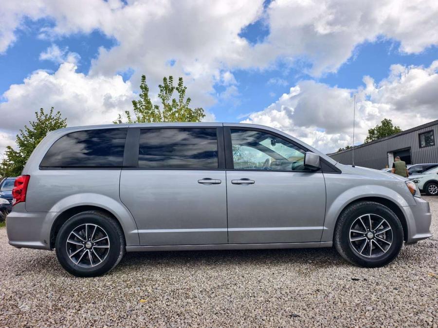 Grey Dodge Grand Caravan 2019 in Siauliai, with an engine capacity of 3.60 L and mileage of 215 thousand km for 6450 €, photo 7 on AUTOMOTO.COM.LV
