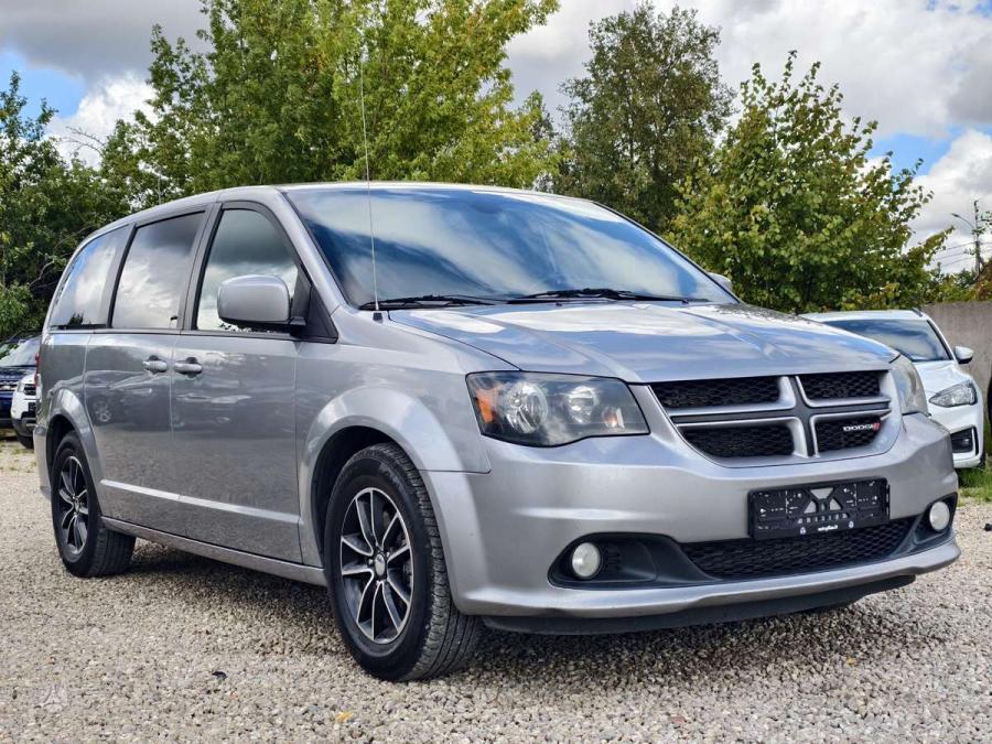 Grey Dodge Grand Caravan 2019 in Siauliai, with an engine capacity of 3.60 L and mileage of 215 thousand km for 6450 €, photo 8 on AUTOMOTO.COM.LV