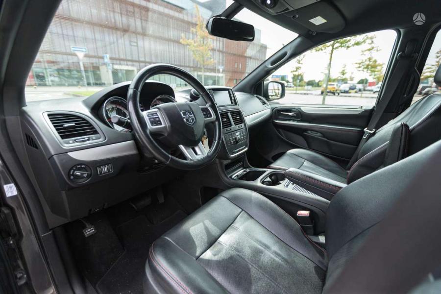Grey Dodge Grand Caravan 2019 in Klaipeda, with an engine capacity of 3.60 L and mileage of 158 thousand km for 12499 €, photo 17 on AUTOMOTO.COM.LV