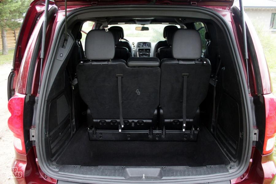Red Dodge Grand Caravan 2017 in Klaipeda, with an engine capacity of 3.60 L and mileage of 197 thousand km for 10300 €, photo 15 on AUTOMOTO.COM.LV