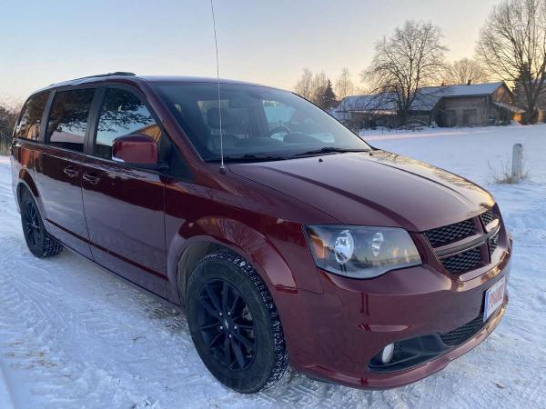 Red Dodge Grand Caravan 2019 in Siauliai, with an engine capacity of 3.60 L and mileage of 237 thousand km for 7400 €, photo 3 on AUTOMOTO.COM.LV