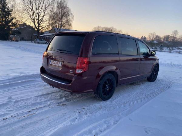 Red Dodge Grand Caravan 2019 in Siauliai, with an engine capacity of 3.60 L and mileage of 237 thousand km for 7400 €, photo 5 on AUTOMOTO.COM.LV