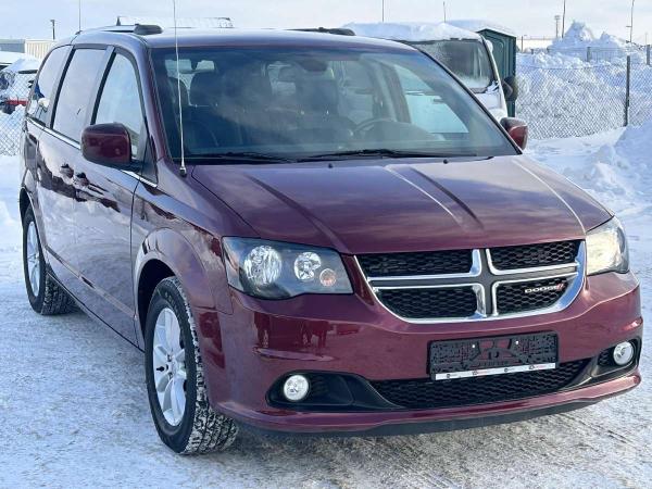 Red Dodge Grand Caravan 2019 in Kretinga, with an engine capacity of 3.60 L and mileage of 135 thousand km for 10300 €, photo 3 on AUTOMOTO.COM.LV