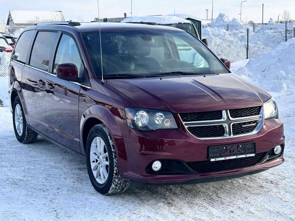 Red Dodge Grand Caravan 2019 in Kretinga, with an engine capacity of 3.60 L and mileage of 135 thousand km for 10300 €, photo 4 on AUTOMOTO.COM.LV