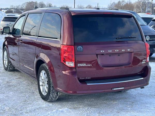 Red Dodge Grand Caravan 2019 in Kretinga, with an engine capacity of 3.60 L and mileage of 135 thousand km for 10300 €, photo 7 on AUTOMOTO.COM.LV