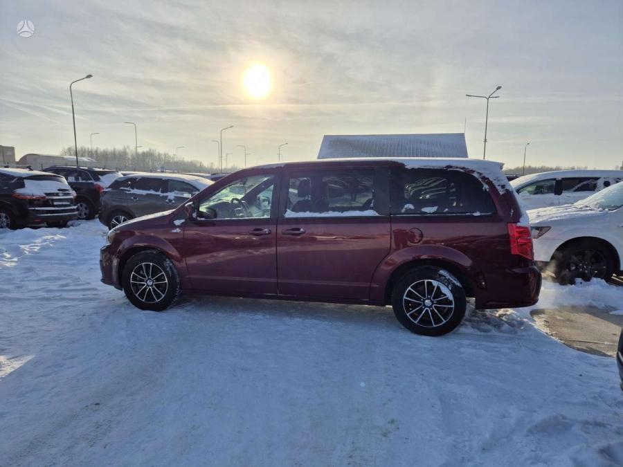 Sarkans Dodge Grand Caravan 2019 Šauļi, ar dzinēja tilpumu 3.60 L un nobraukumu 220 tūkst. km par 11800 €, foto 5 vietnē AUTOMOTO.COM.LV