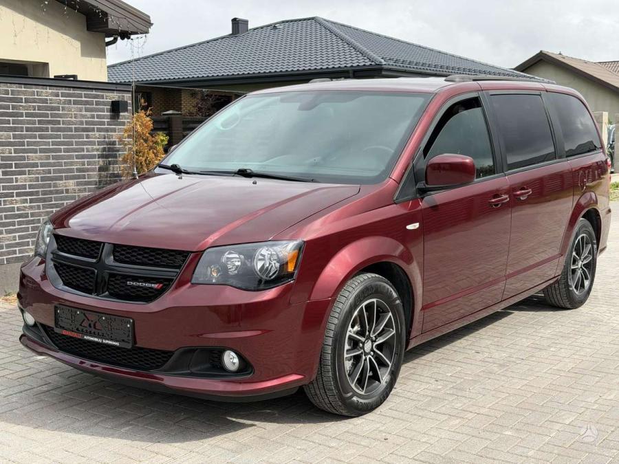 Красный Додж Гранд Караван 2019 в Шяуляй, объемом двигателя 3.60 л и пробегом 250 тыс. км за 8850 €, фото 1 на AUTOMOTO.COM.LV