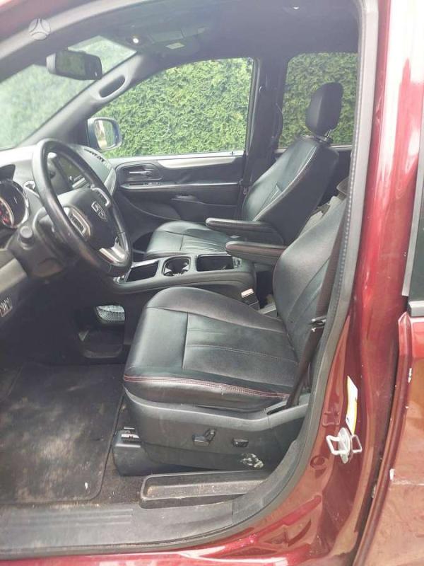 Red Dodge Grand Caravan 2019 in Kaunas, with an engine capacity of 0.00 L and mileage of 170 thousand km for 4500 €, photo 7 on AUTOMOTO.COM.LV