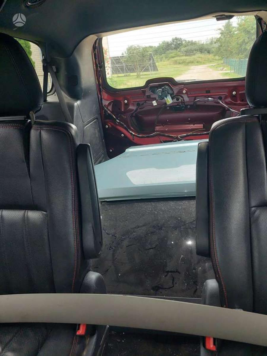 Red Dodge Grand Caravan 2019 in Kaunas, with an engine capacity of 0.00 L and mileage of 170 thousand km for 4500 €, photo 9 on AUTOMOTO.COM.LV