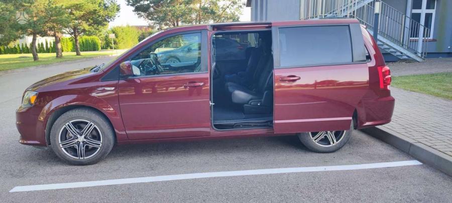 Red Dodge Grand Caravan 2019 in Kaunas, with an engine capacity of 3.60 L and mileage of 168 thousand km for 12500 €, photo 5 on AUTOMOTO.COM.LV