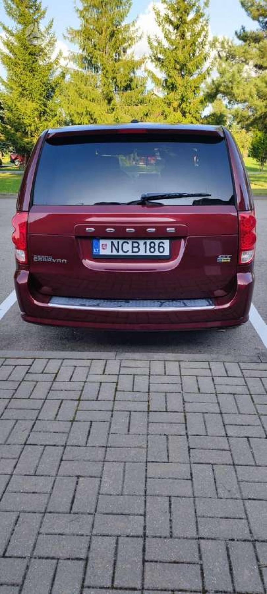 Red Dodge Grand Caravan 2019 in Kaunas, with an engine capacity of 3.60 L and mileage of 168 thousand km for 12500 €, photo 6 on AUTOMOTO.COM.LV