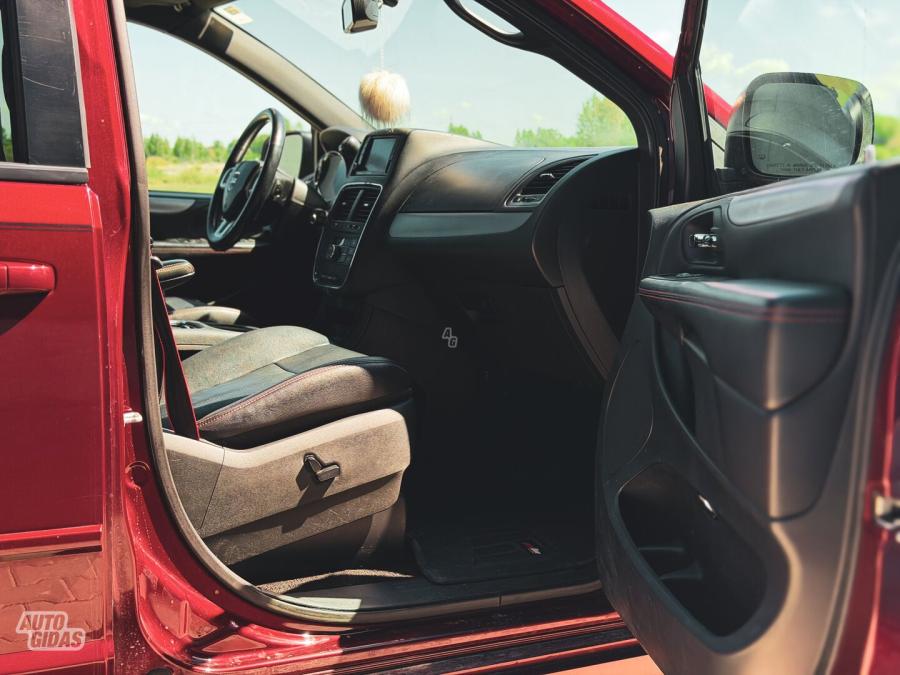 Violets Dodge Grand Caravan 2017 Šauļi, ar dzinēja tilpumu 3.60 L un nobraukumu 245 tūkst. km par 9599 €, foto 23 vietnē AUTOMOTO.COM.LV