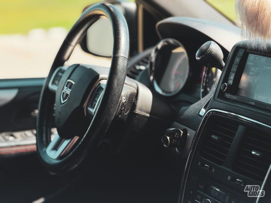 Violets Dodge Grand Caravan 2017 Šauļi, ar dzinēja tilpumu 3.60 L un nobraukumu 245 tūkst. km par 9599 €, foto 26 vietnē AUTOMOTO.COM.LV