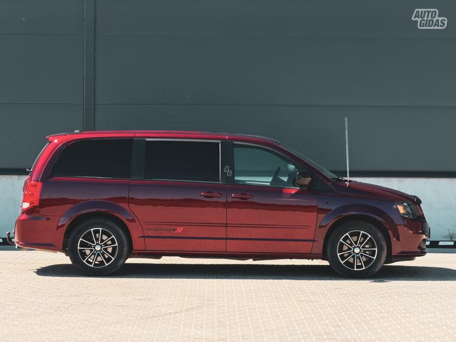 Violet Dodge Grand Caravan 2017 in Siauliai, with an engine capacity of 3.60 L and mileage of 245 thousand km for 9599 €, photo 5 on AUTOMOTO.COM.LV