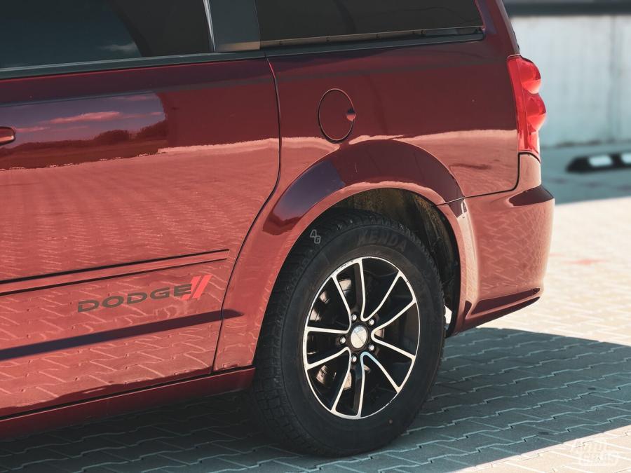 Violet Dodge Grand Caravan 2017 in Siauliai, with an engine capacity of 3.60 L and mileage of 245 thousand km for 9599 €, photo 11 on AUTOMOTO.COM.LV
